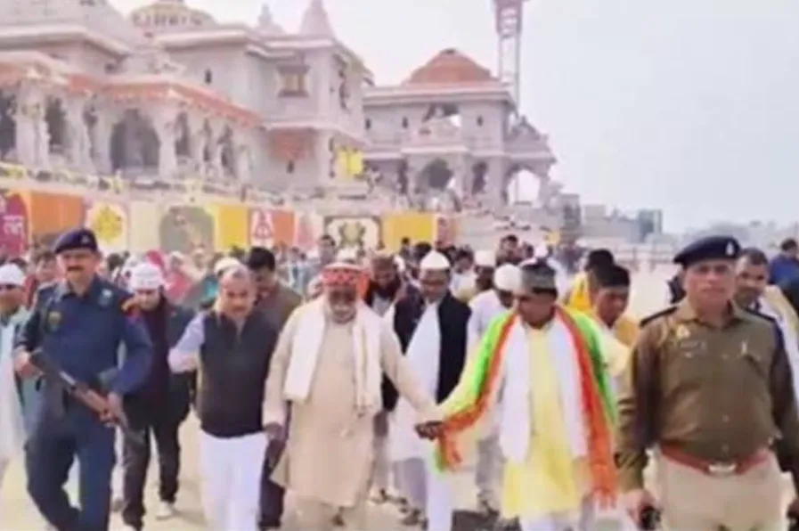 Ayodhya Ram Mandir: मुंह पर राम का नाम ! लखनऊ से पैदल रामलला के दर्शन ...